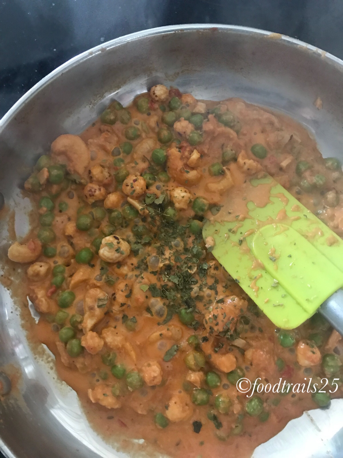 Makhane Matar aur Kaju Ki Subzi