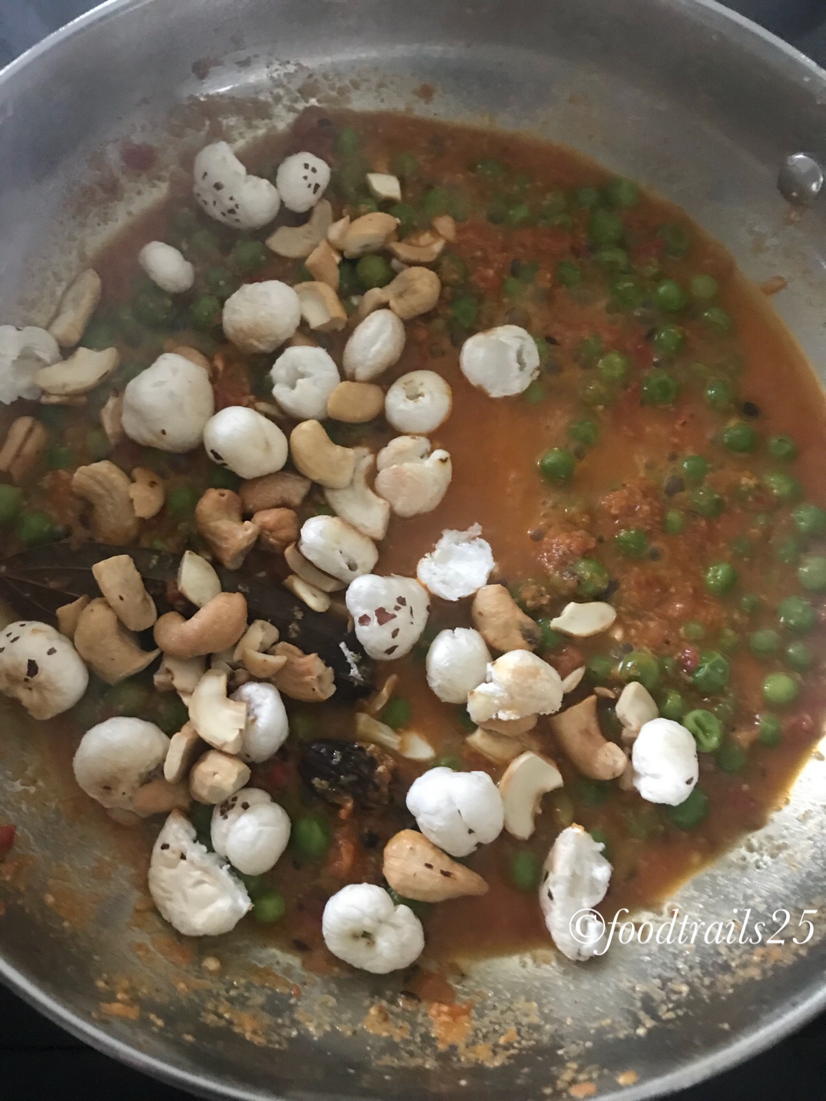 Makhane Matar aur Kaju Ki Subzi